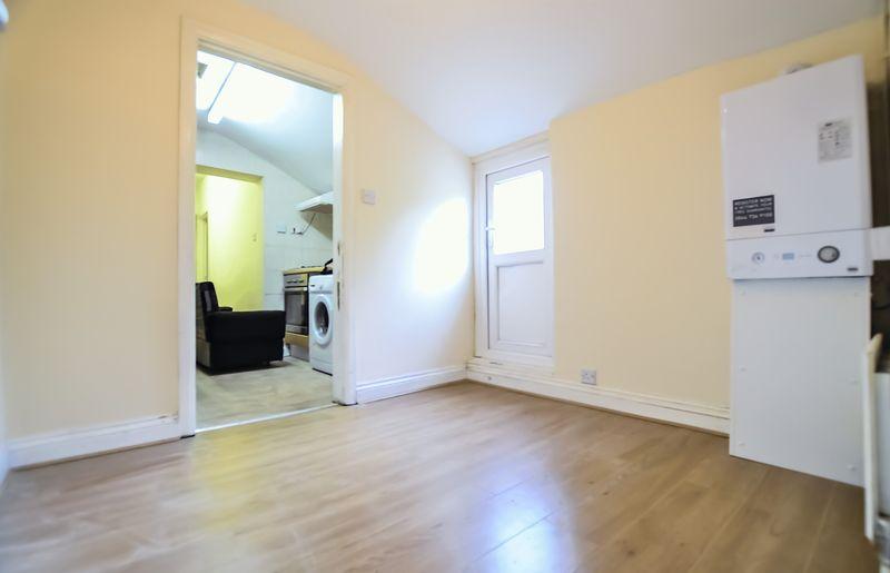 Homerton High Street, Homerton E9 3 bed flat to rent - £2,100 pcm (£485 pw)