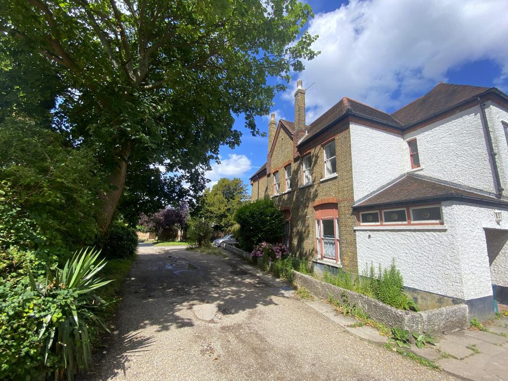 Muncaster House, Laleham TW18 2 bed apartment - £1,400 pcm (£323 pw)