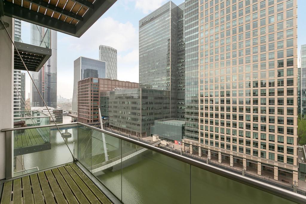 Discovery Dock West 3 South Quay... 2 bed apartment - £3,800 pcm (£877 pw)