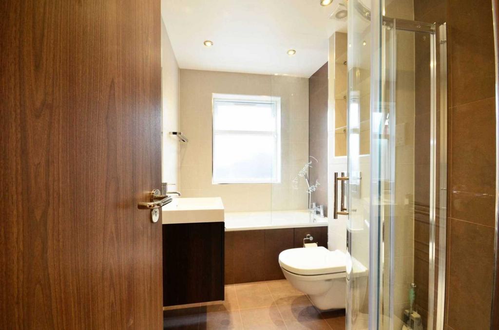 Ritherdon Road, Balham, SW17 3 bed penthouse - £2,747 pcm (£634 pw)
