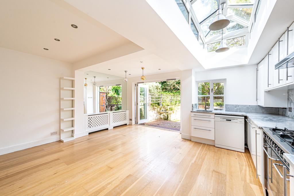 Roderick Road, London, NW3 2 bed apartment - £2,999 pcm (£692 pw)