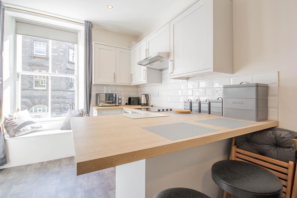 Torphichen Place Edinburgh EH3 8DU... 1 bed flat - £795 pcm (£183 pw)
