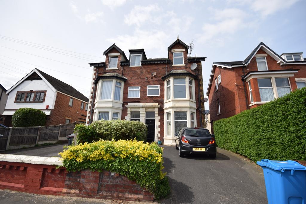 Derbe Road, Lytham St. Annes, FY8 2 bed flat - £675 pcm (£156 pw)