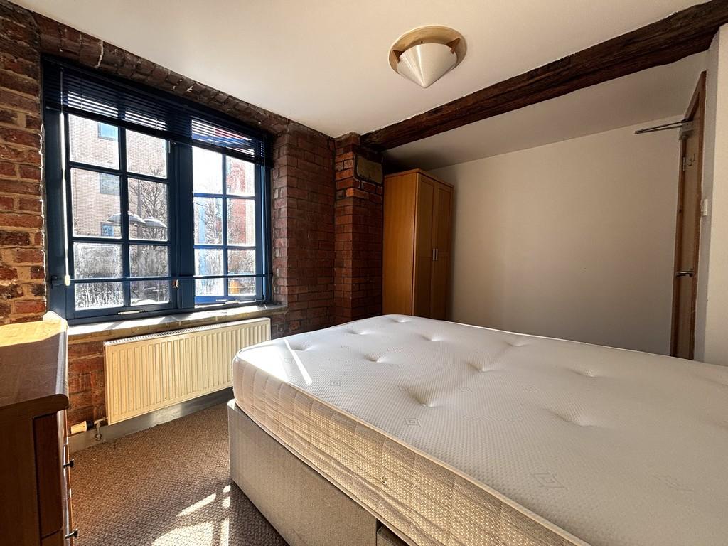 Simpsons Fold West, 22 Dock Street 1 bed apartment - £800 pcm (£185 pw)
