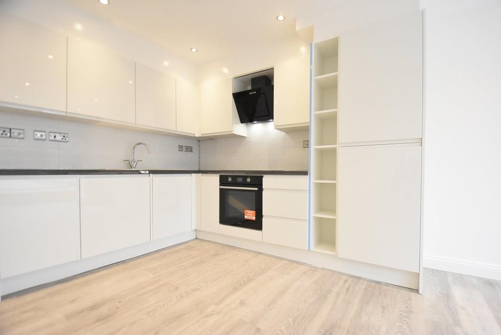 East Street, Epsom KT17 3 bed apartment - £2,000 pcm (£462 pw)