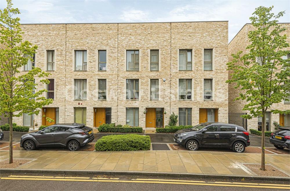 Lacey Drive, Edgware Green, HA8 4 bed terraced house - £640,000