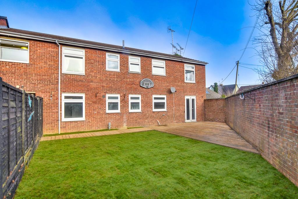 Holloway Crescent, Leaden Roding 3 bed ground floor maisonette to rent ...