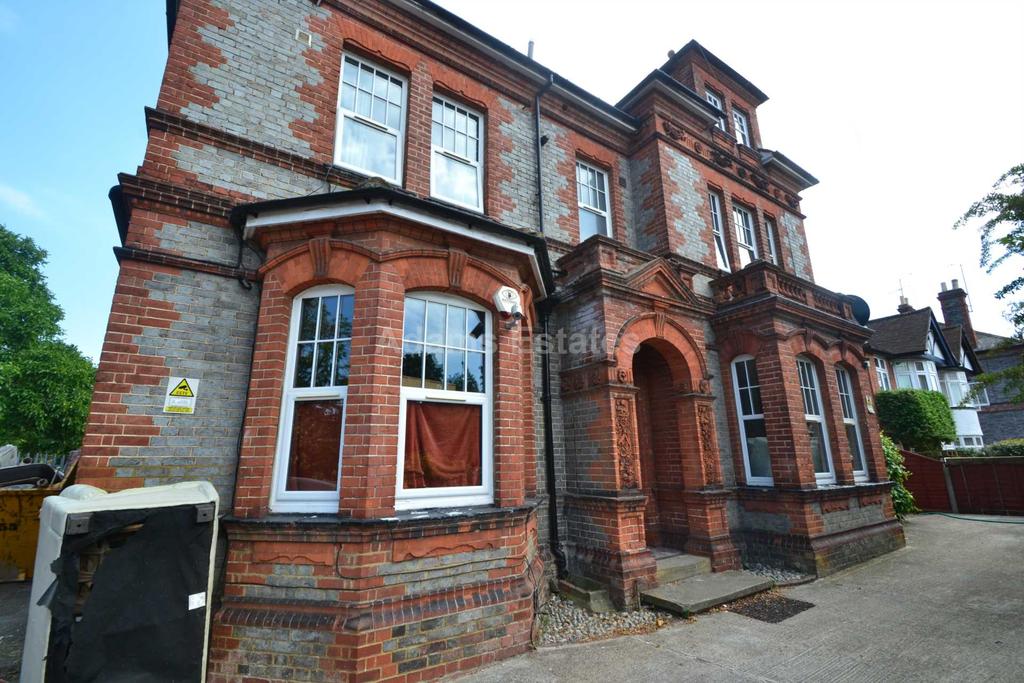 Hamilton Rd, Reading 8 bed detached house - £3,600 pcm (£831 pw)