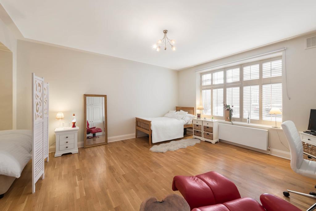 Cale Street, Chelsea Green, SW3 Studio - £695,000
