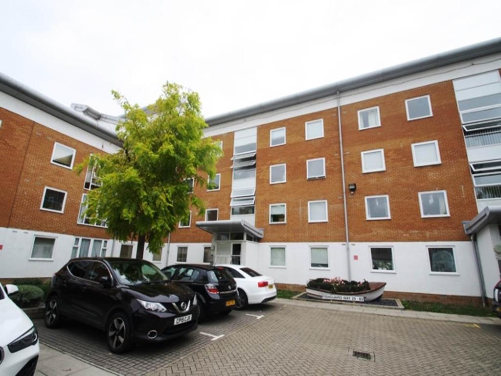 Fishguard Way, Gallions Point, Royal... 2 bed flat - £1,250 pcm (£288 pw)