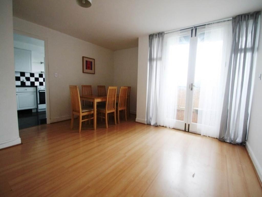 Fishguard Way, Gallions Point, Royal... 2 bed flat - £1,250 pcm (£288 pw)