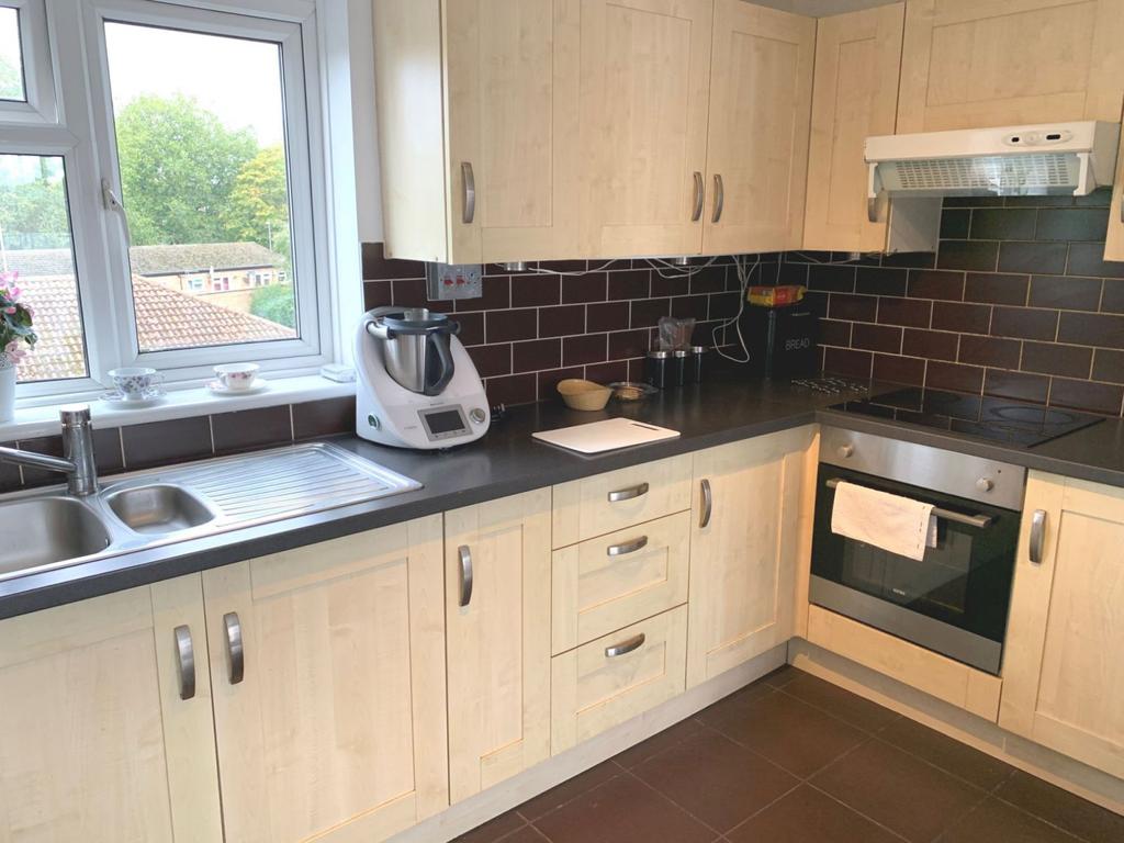 Exeter Place, Abington, Northampton NN1 4DQ 2 bed flat - £145,000