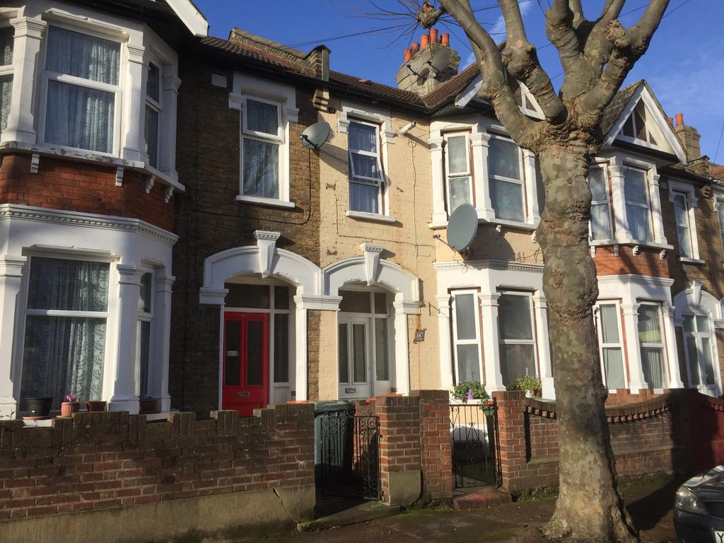 Springfield Road, East Ham, E6 1 bed flat - £1,050 pcm (£242 pw)