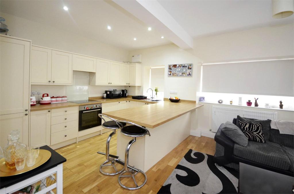 High Street, Raunds, Wellingborough, Northamptonshire 2 bed end of ...