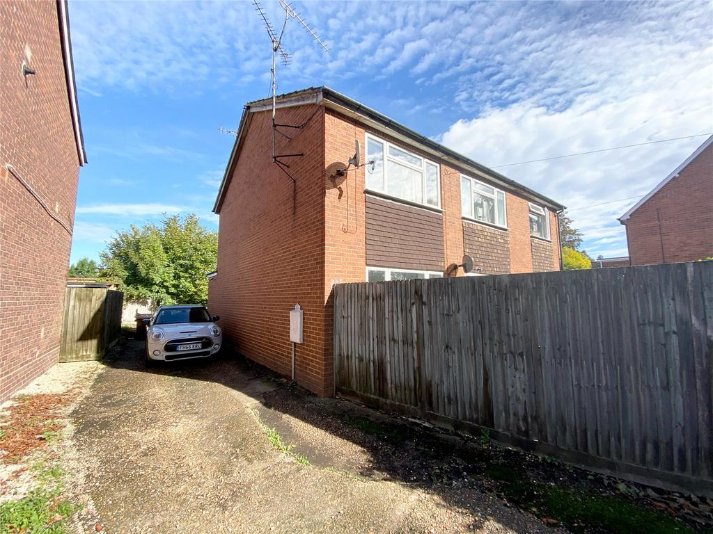 London Road, Wokingham, Berkshire, RG40 2 bed apartment - £270,000