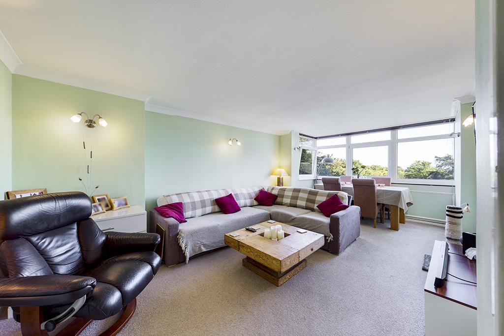 Bassett Avenue, Southampton, SO16 7FB 2 bed flat - £185,000