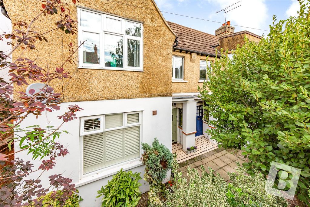 Meadow Road, Loughton, IG10 2 bed maisonette - £400,000