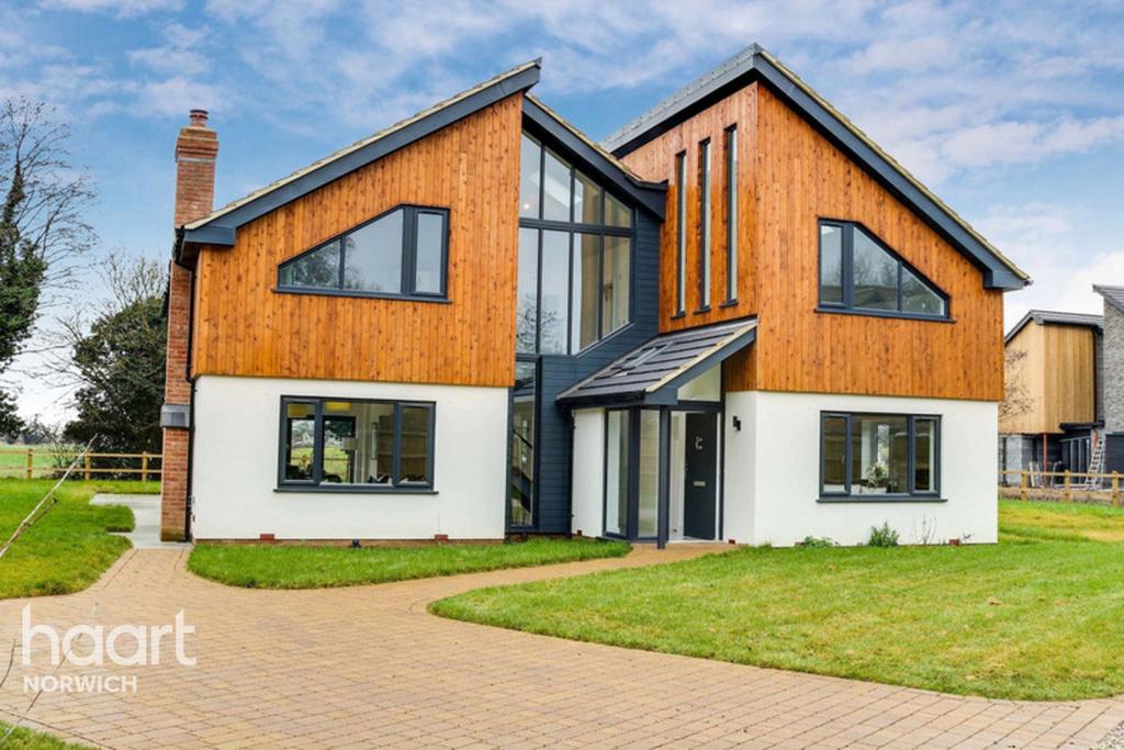 Pixie Paddock, Leys Lane, Attleborough 5 bed detached house - £600,000