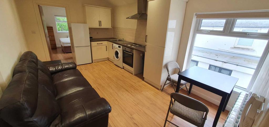 Gordon Road, Cardiff 1 bed flat - £695 pcm (£160 pw)