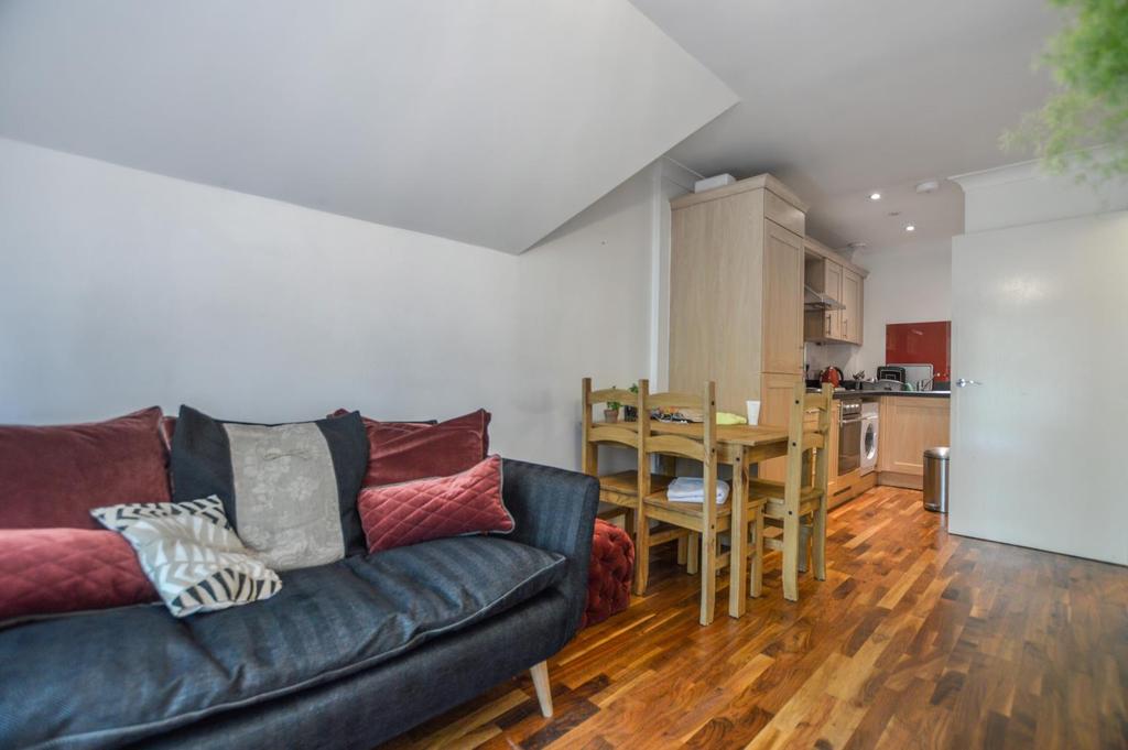 Maybury Road, Woking, Surrey, GU21 1 bed flat - £925 pcm (£213 pw)