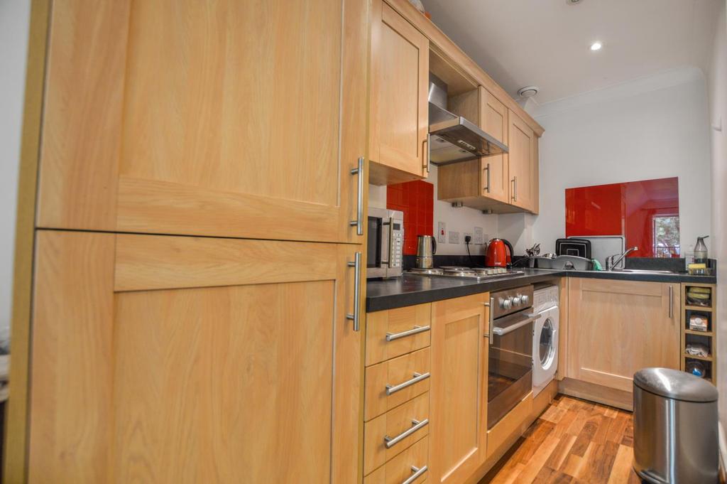 Maybury Road, Woking, Surrey, GU21 1 bed flat - £925 pcm (£213 pw)
