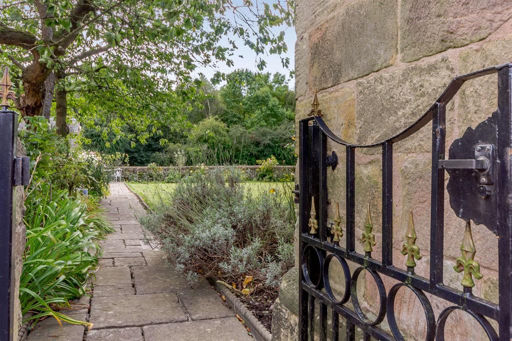 Hammersmith, Ripley, Derbyshire 5 bed detached house - £800,000