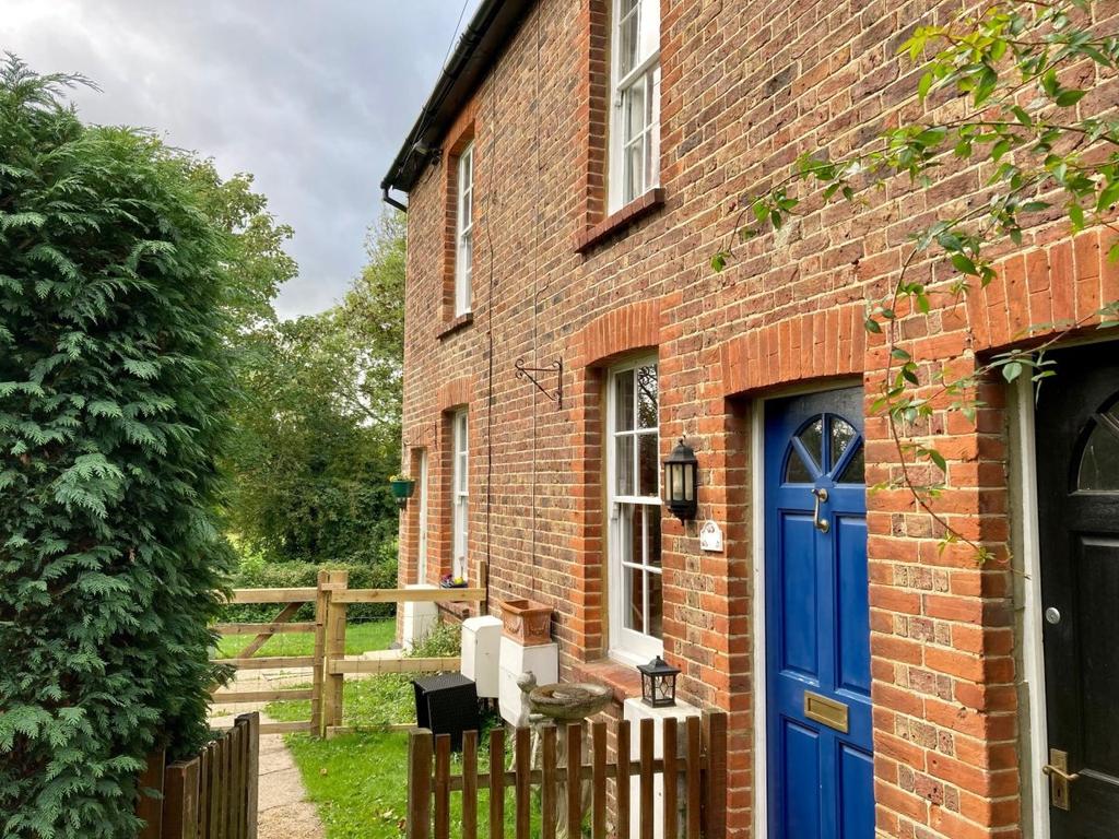 Quality Street, Merstham 2 bed terraced house - £1,250 pcm (£288 pw)