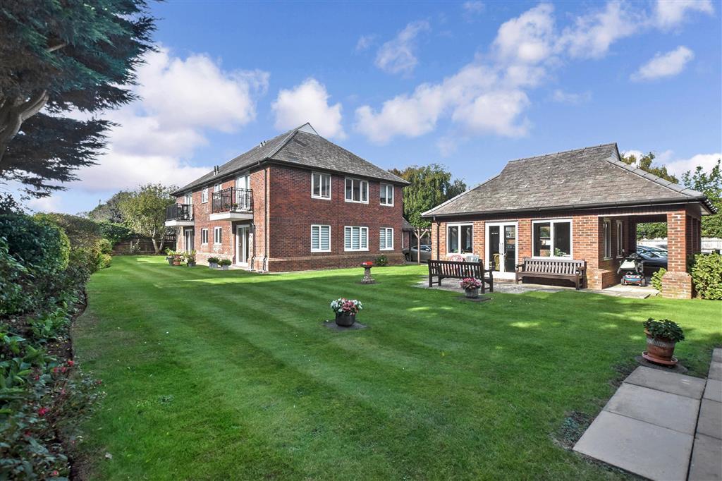 Sea Lane, Rustington, West Sussex 2 bed flat - £130,000