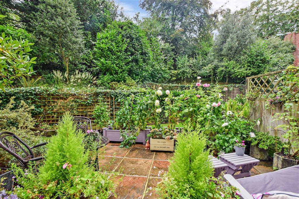 Wray Common Road, Reigate, Surrey 2 bed ground floor flat - £550,000