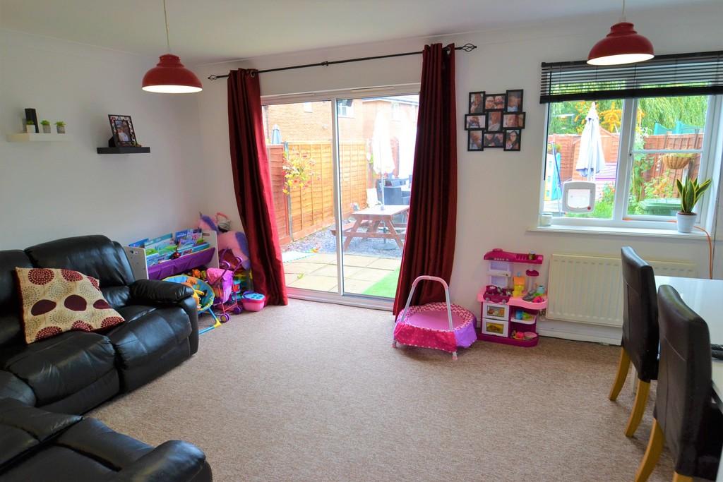 Beechfield Close, Borehamwood 3 bed semi-detached house - £439,950