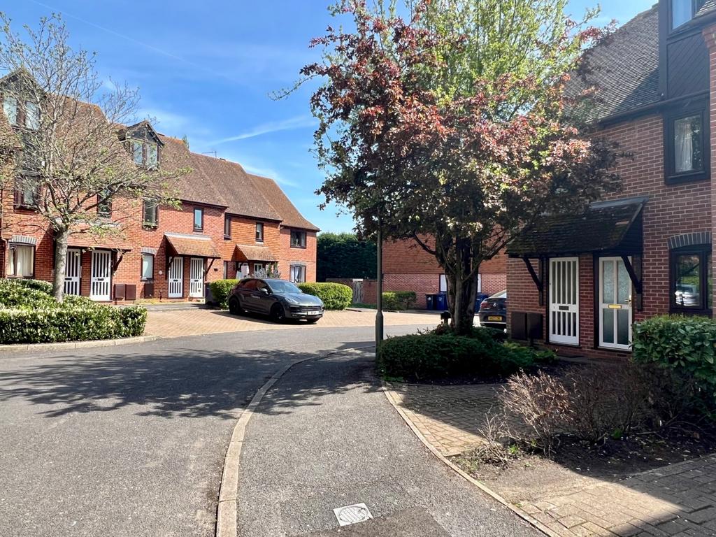 Wey Road, Surrey GU7 1 bed end of terrace house - £220,000