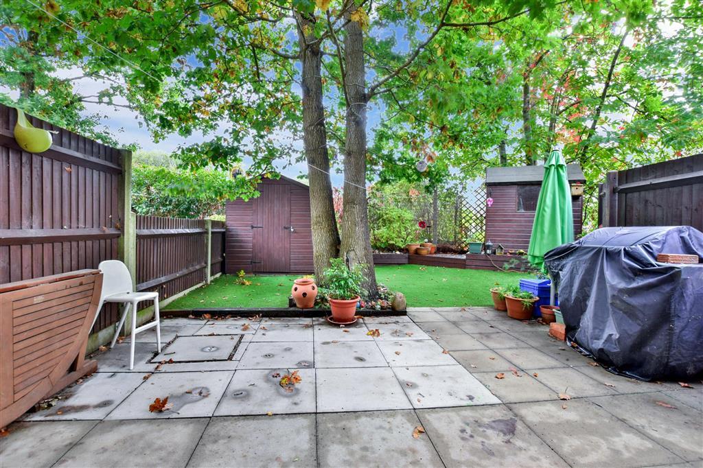 Peter Pease Close, Kingswood, Kent 2 bed end of terrace house - £275,000