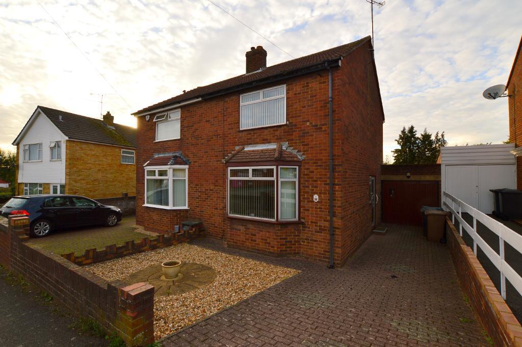 Runfold Avenue, Runfold, Luton... 2 bed semi-detached house - £200,000