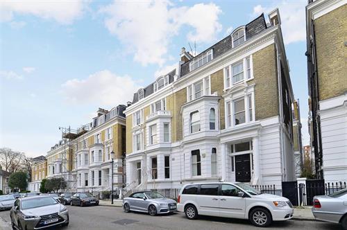 Phillimore Place, W8 2 bed apartment - £8,212 pcm (£1,895 pw)