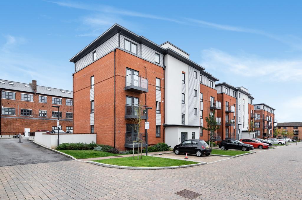 Weldon Court, Rembrandt Way, Watford WD18 7DP 2 bed flat - £360,000
