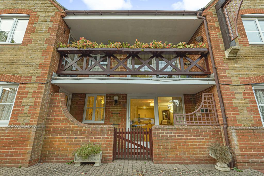 Meadrow, Godalming, GU7 2 bed flat - £220,000