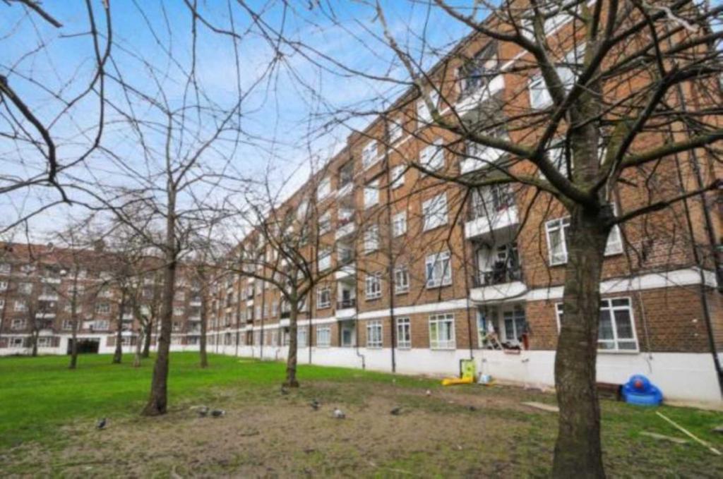 Bentinck House, White City, W12 7AR 3 bed flat - £435,000