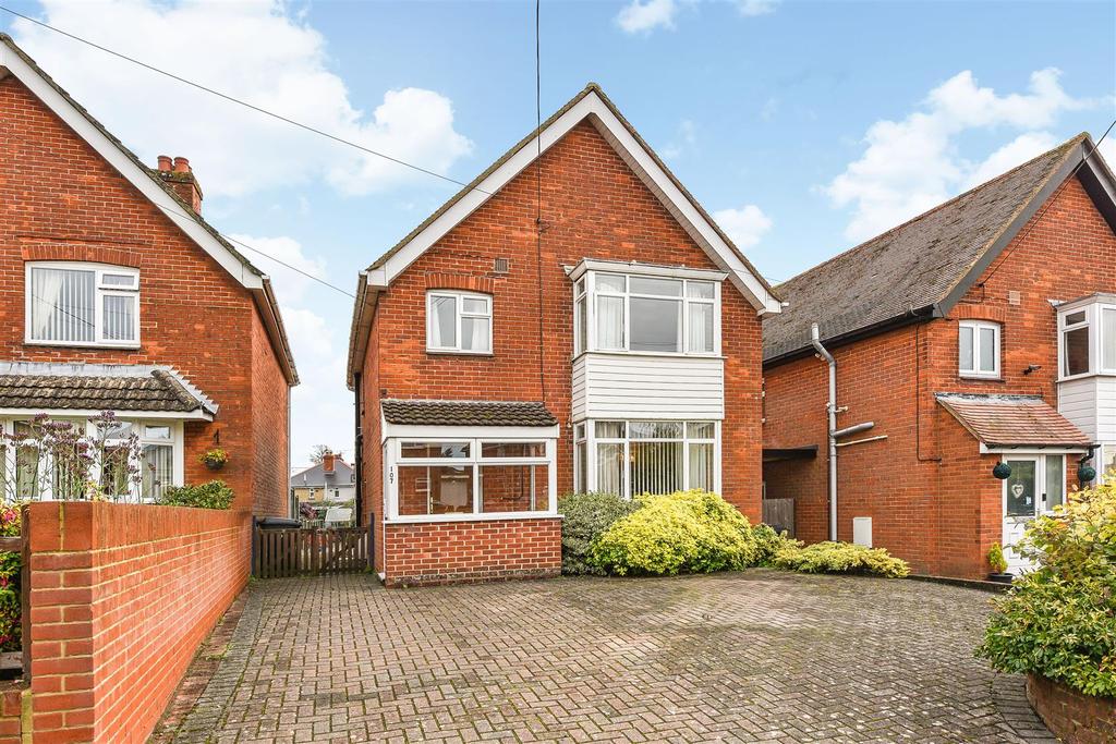 Millway Road, Andover 3 bed detached house - £340,000