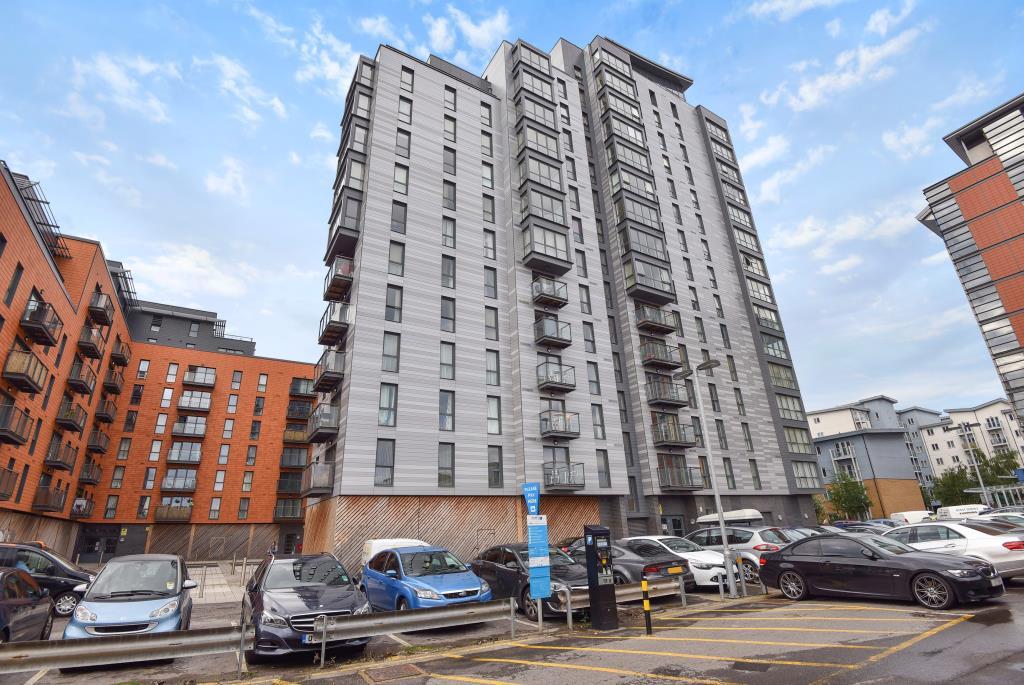 Slough, Berkshire, SL2 1 bed flat - £270,000