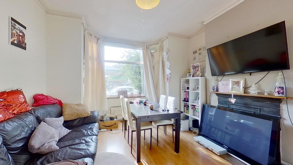 Kingston Road, Wimbledon Chase, SW20 8JS 2 bed flat - £420,000