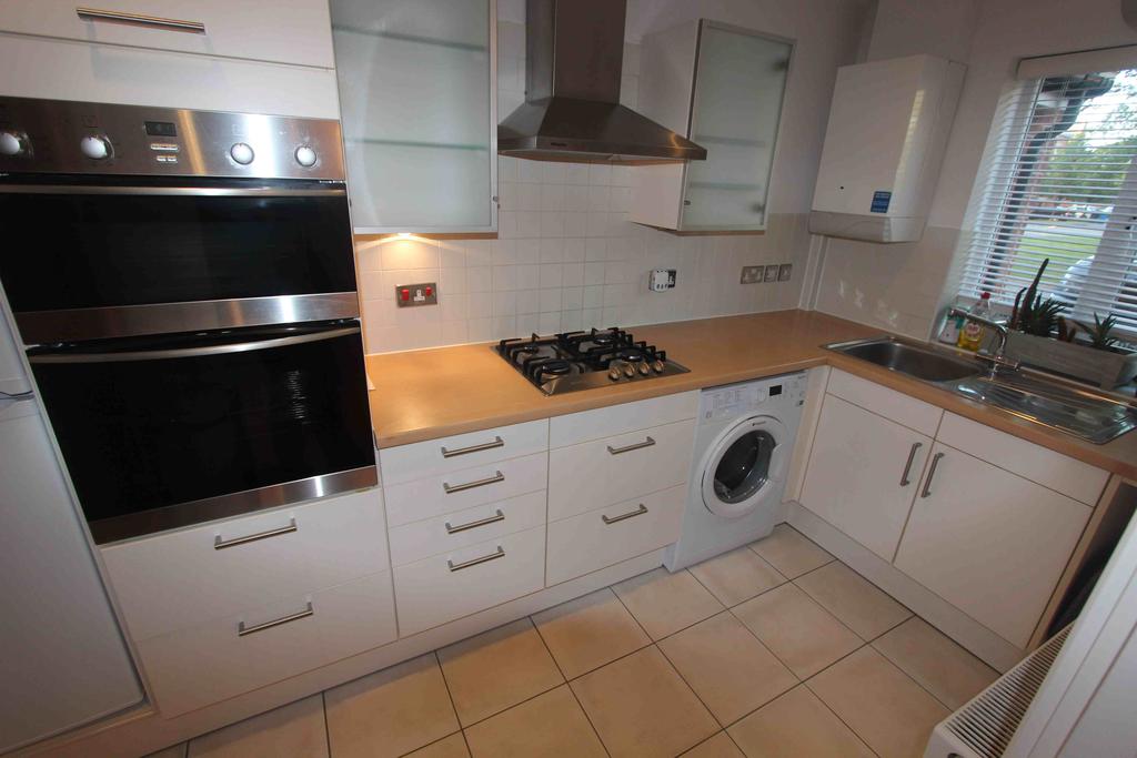 WINDSOR, LONGBOURN 2 bed flat - £1,425 pcm (£329 pw)