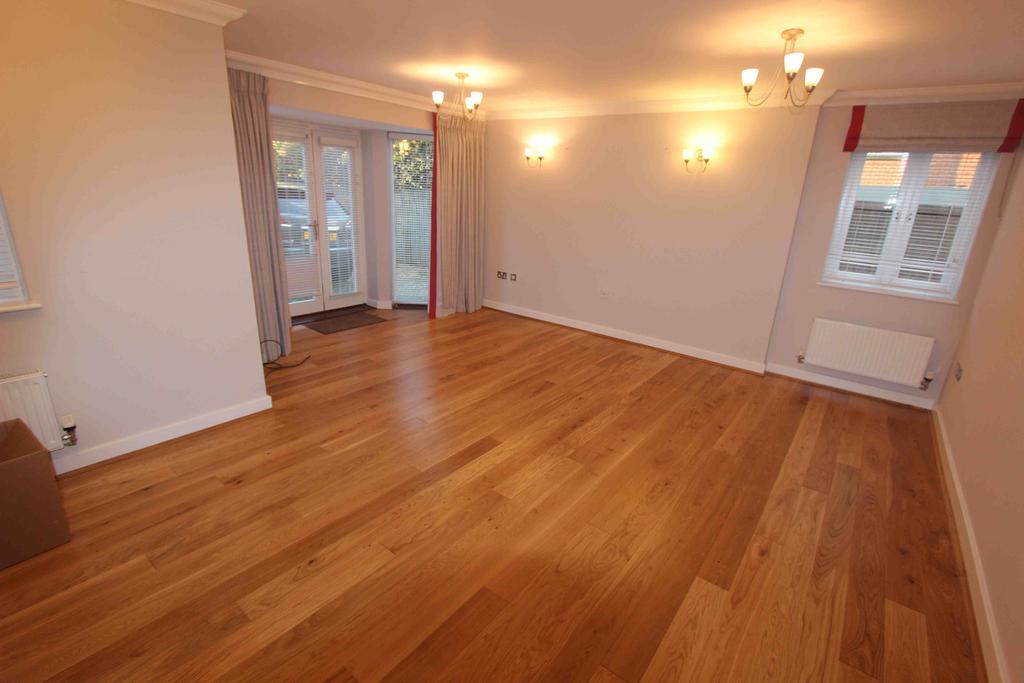 WINDSOR, LONGBOURN 2 bed flat - £1,425 pcm (£329 pw)