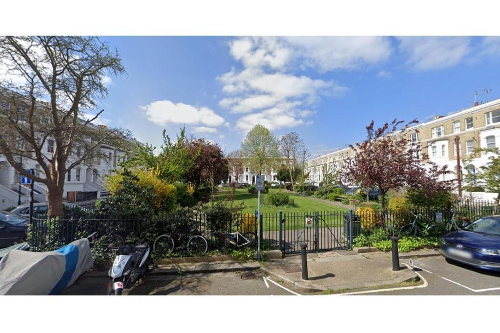 Westcroft Square, Hammersmith 1 bed flat for sale - £350,000
