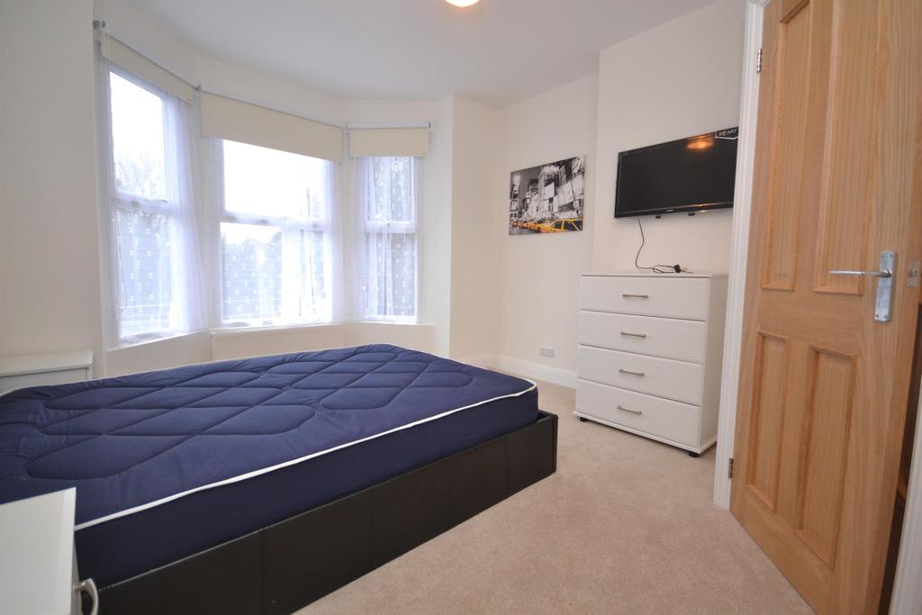 Palmer Park Avenue, Reading 1 bed in a house share - £525 pcm (£121 pw)