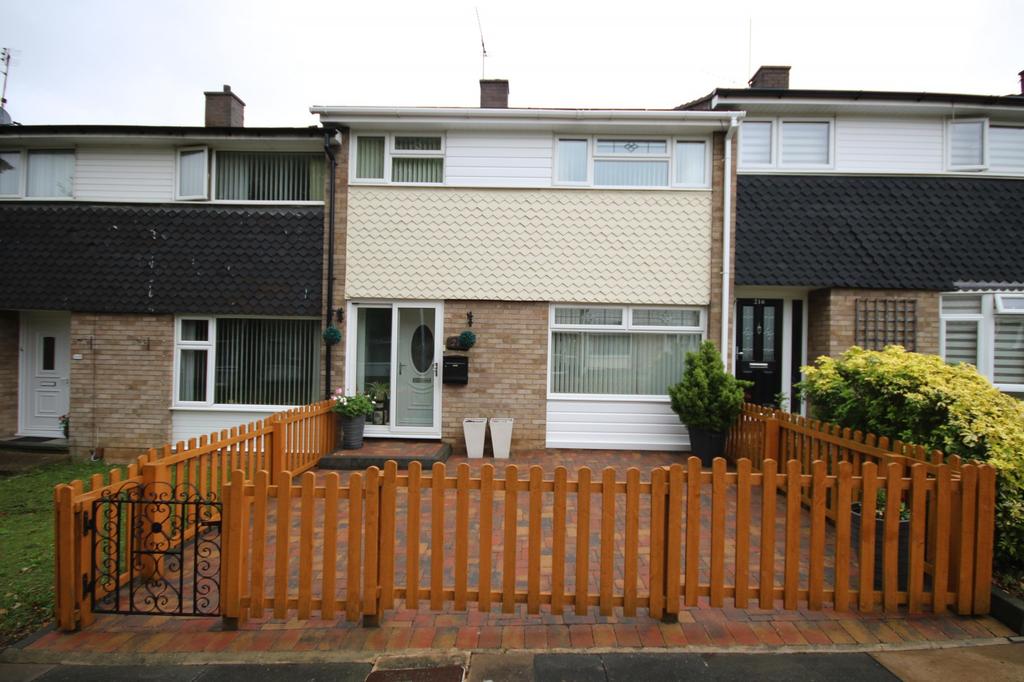 Falstones, Basildon, SS15 3 bed house - £1,350 pcm (£312 pw)