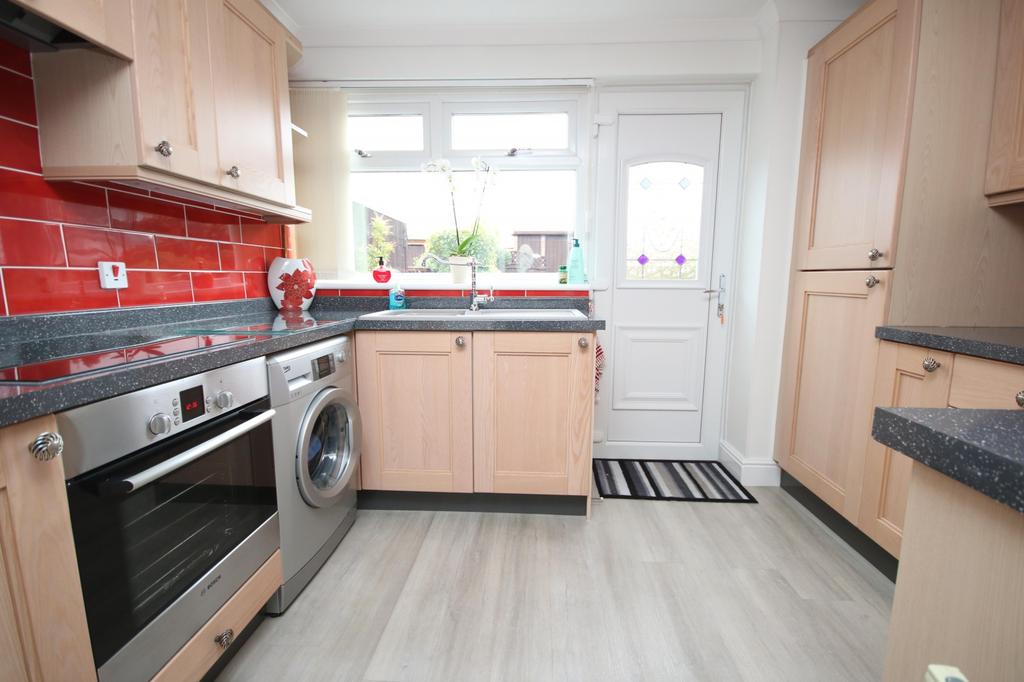 Falstones, Basildon, SS15 3 bed house - £1,350 pcm (£312 pw)