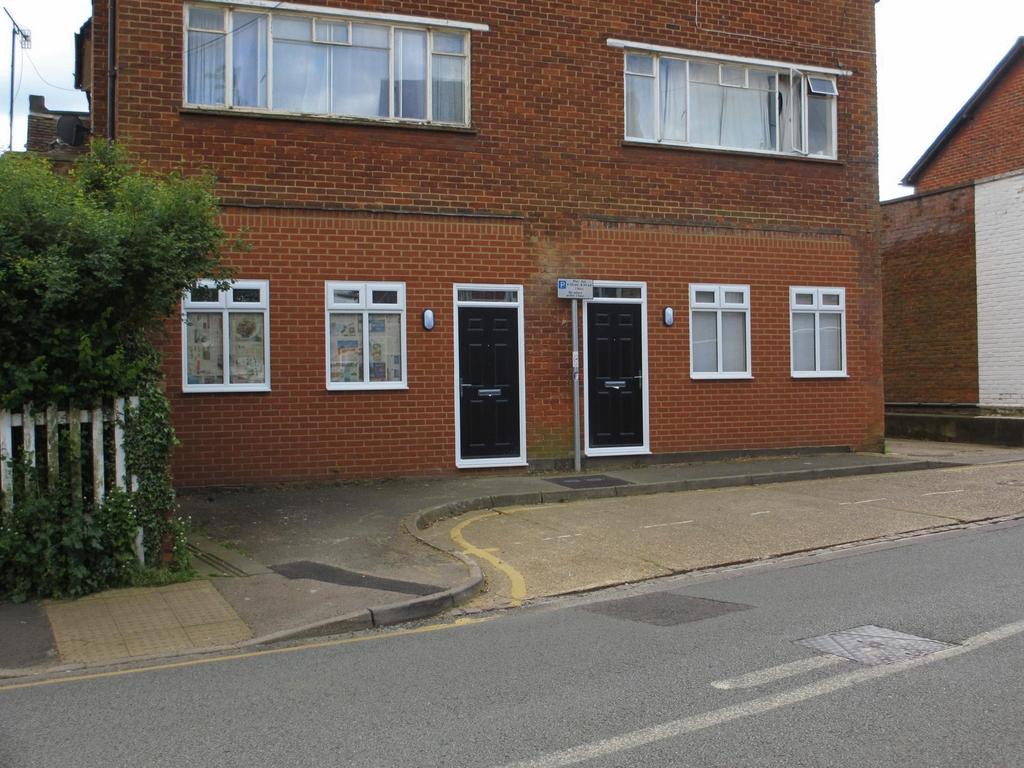 Farncombe Street, Surrey GU7 1 bed apartment - £1,150 pcm (£265 pw)