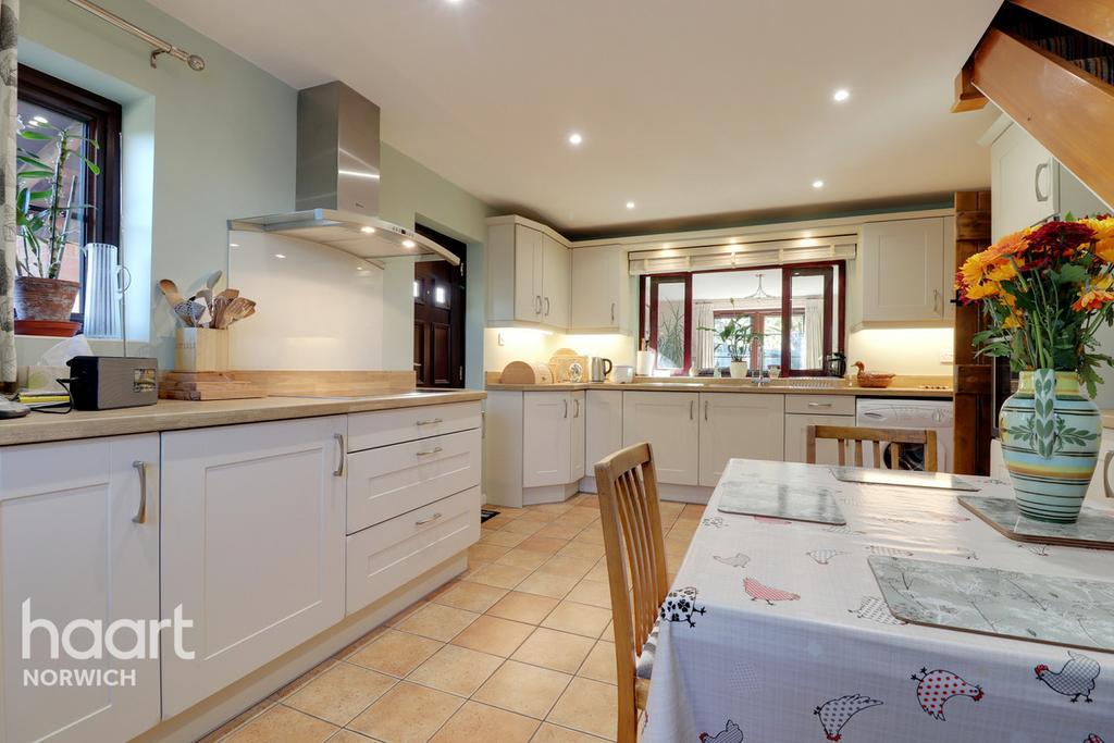 Hellington Corner, Bergh Apton 4 bed semi-detached house - £300,000