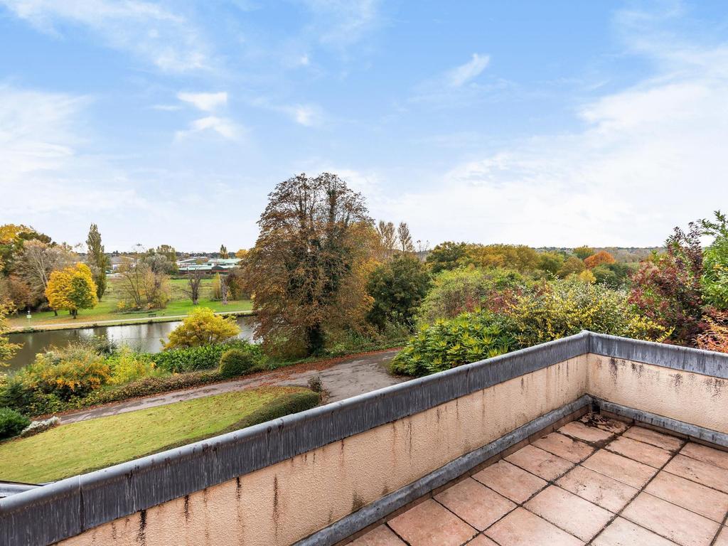 The Warren, Caversham, Reading, RG4 4 bed detached house - £1,050,000