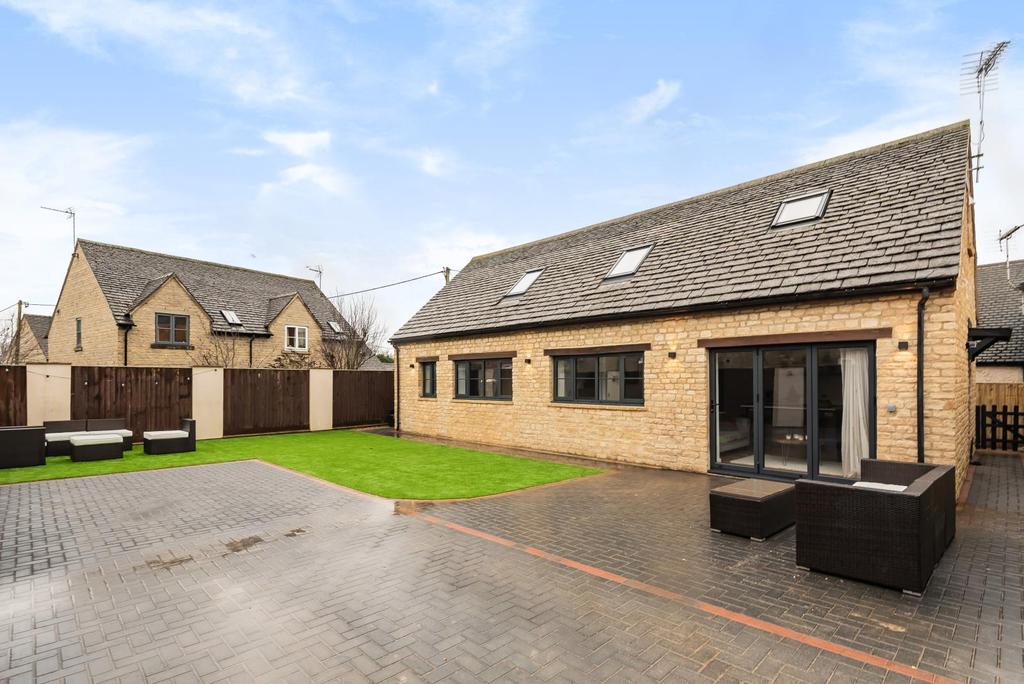 Grays Nook Pemscott Close, Alvescot... 3 bed detached house - £475,000
